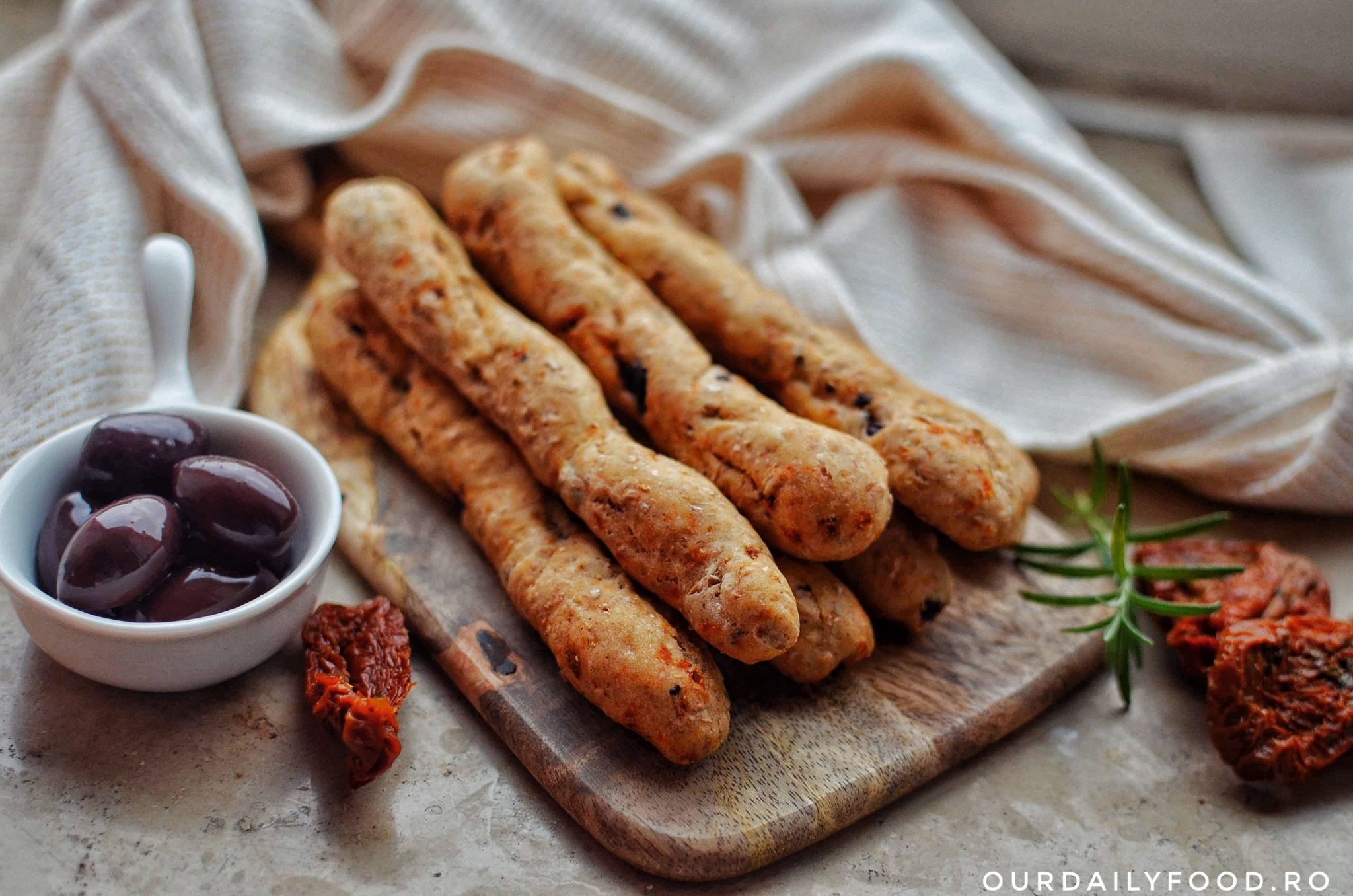 Grisine cu faina integrala, rosii uscate si masline - OurDailyFood